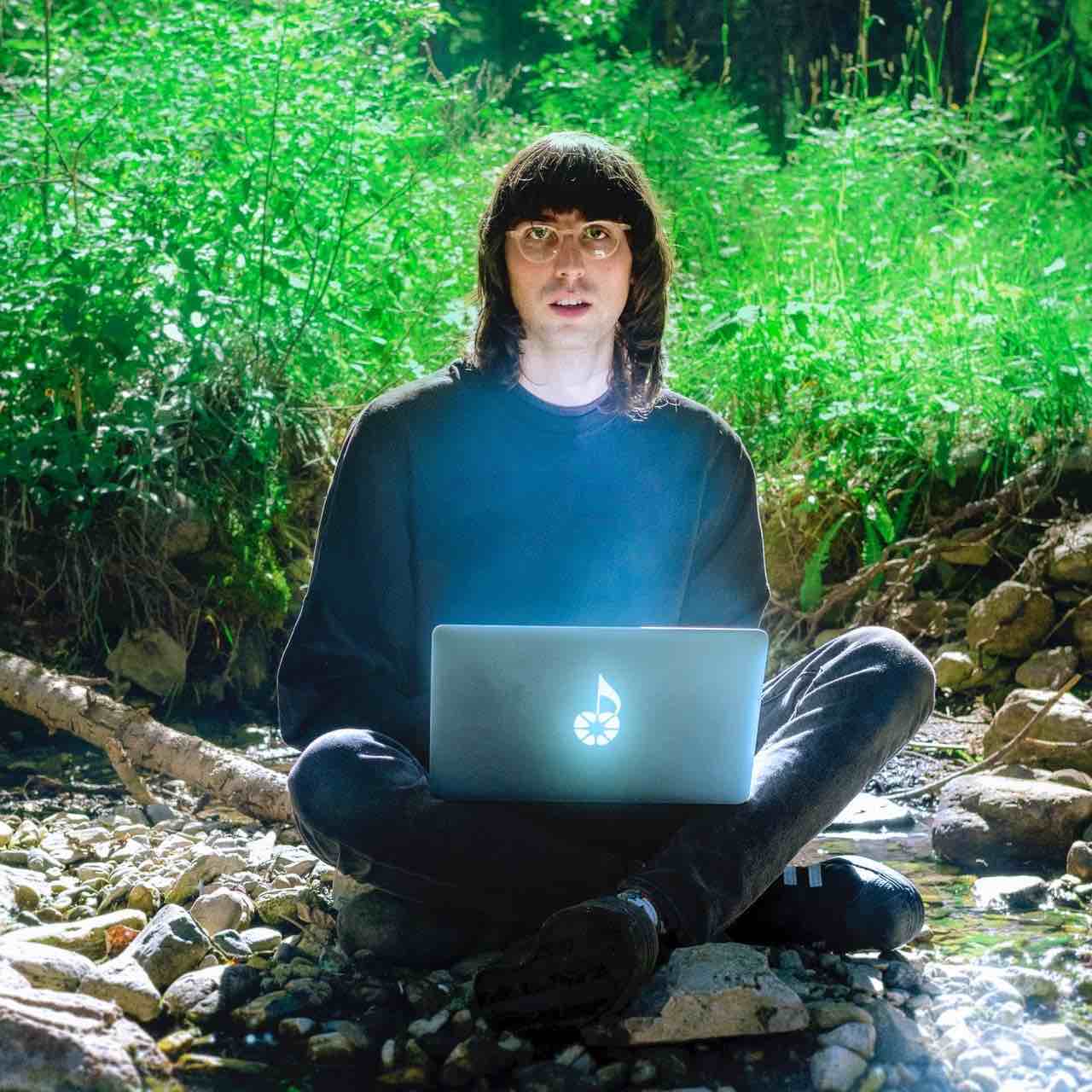 Ouça | A. G. Cook: "Apple" - Música Instantânea