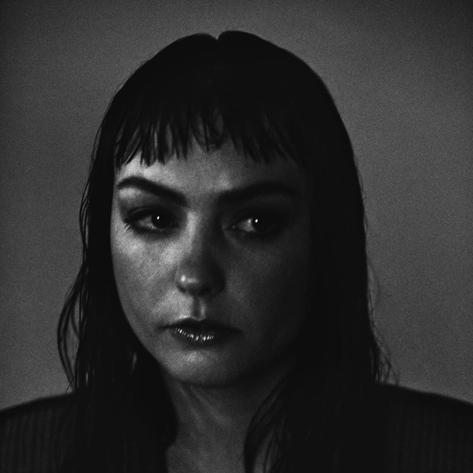 Angel Olsen: "Alive and Dying (Waving, Smiling)" - Música Instantânea