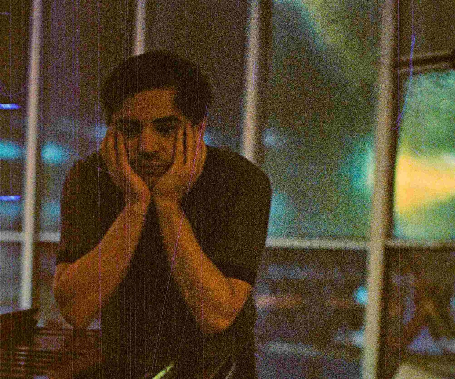 Apeles: "In God's Hands" (VÍDEO) - Música Instantânea