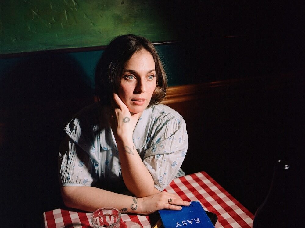 U.S. Girls: "Bookends" (VÍDEO) - Música Instantânea